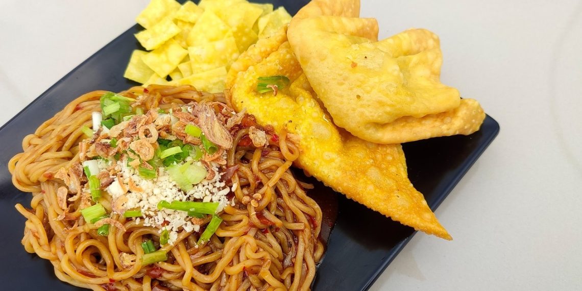 Mie Jebew Pedas Nendang dengan Topping Ayam dan Pangsit Goreng